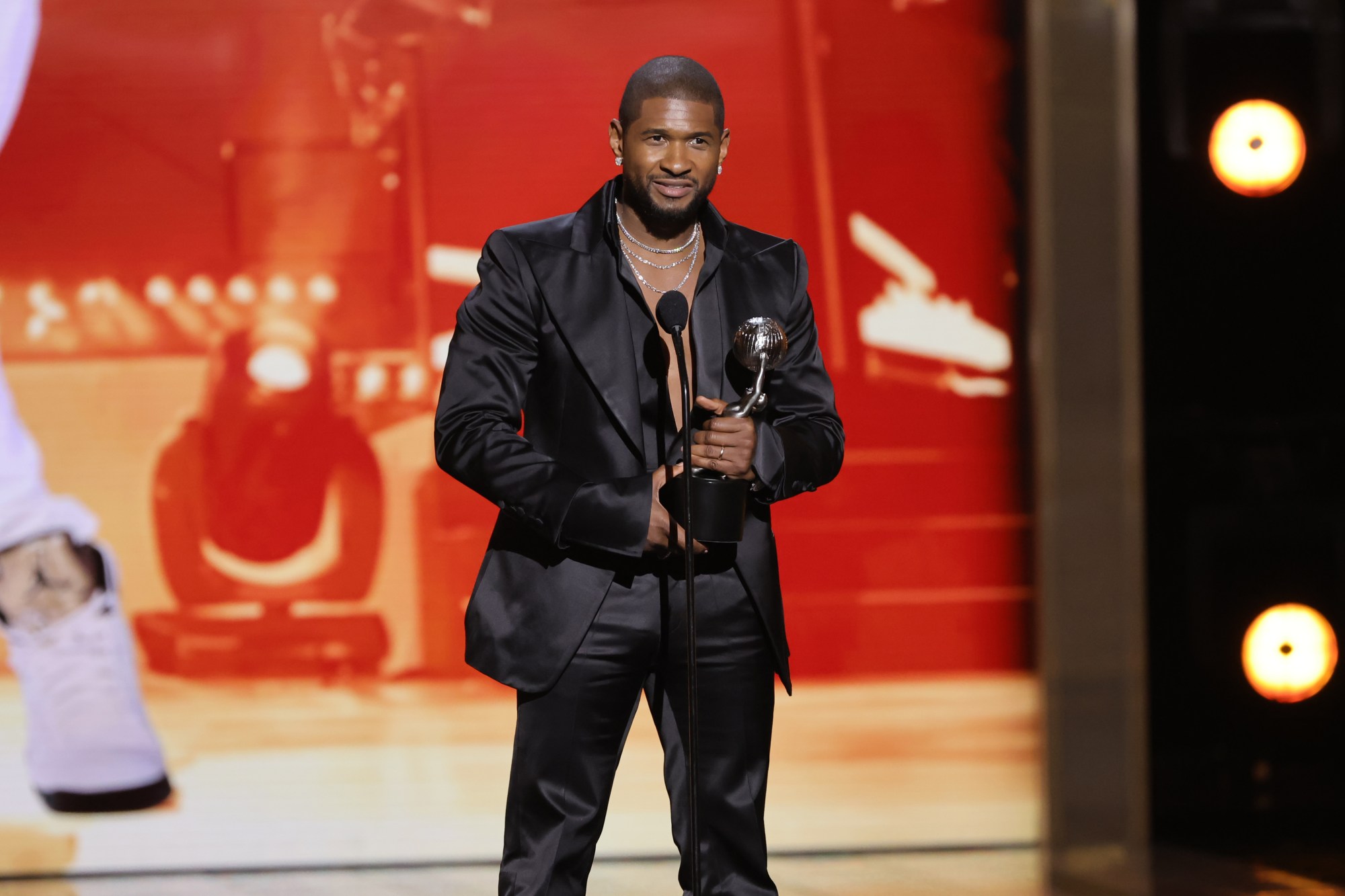 Usher Thanks His Mother With Passionate Speech At The NAACP Image ...