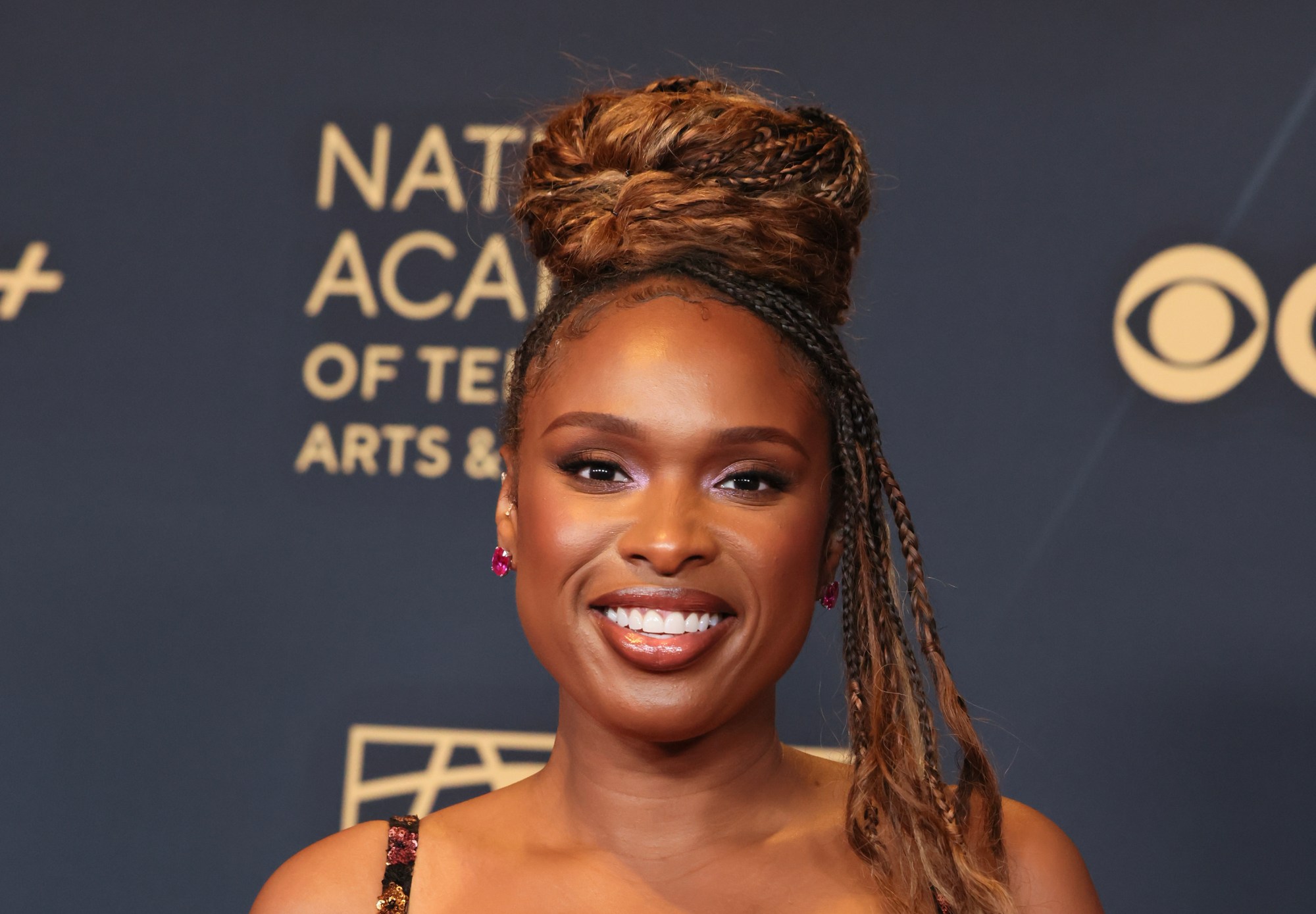 Jennifer Hudson To Perform Whitney Houston Tribute At AMAs - WBLS