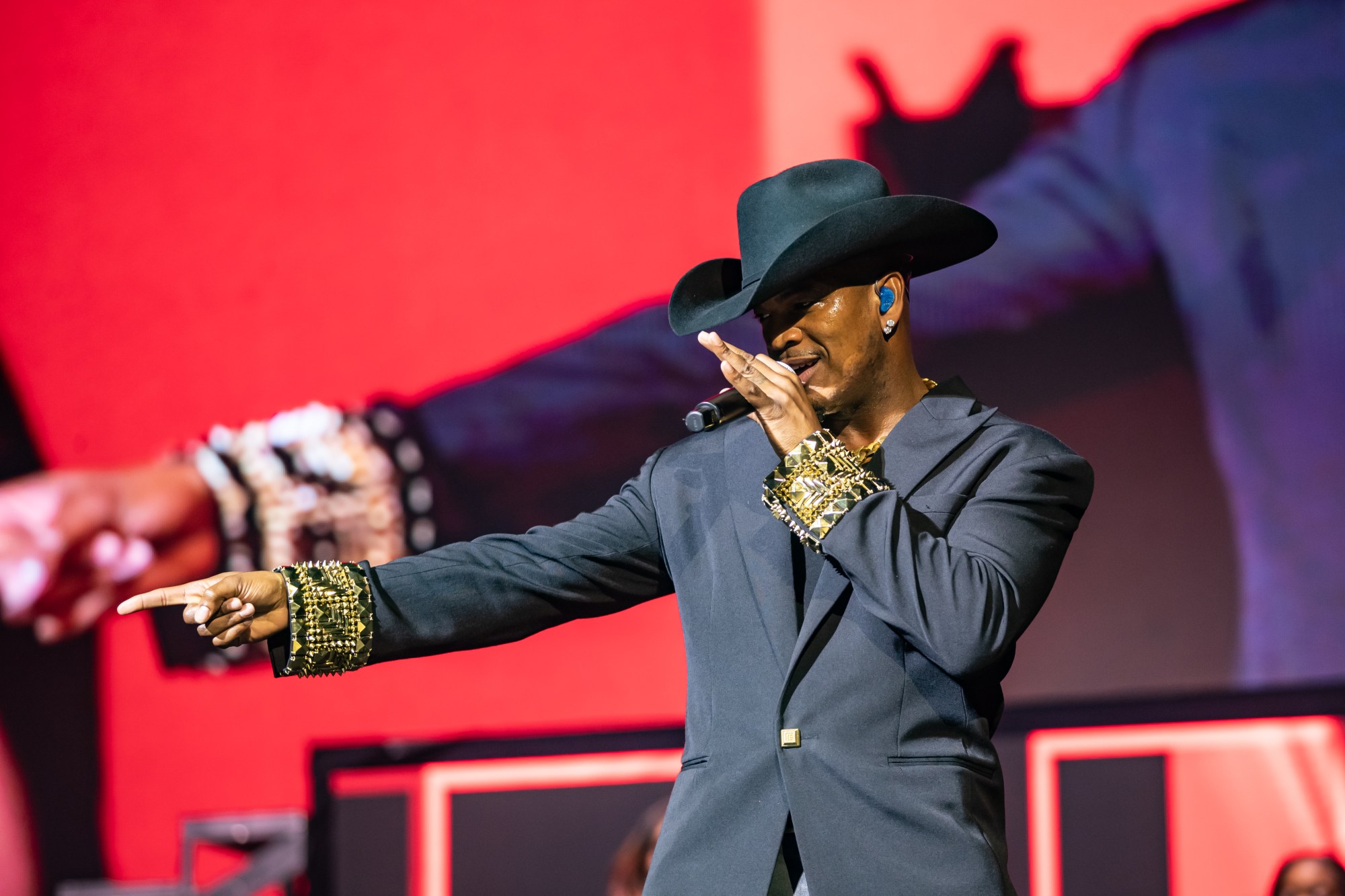 Ne-Yo Shoves Audience Member Who Attempted To Disrupt Performance - WBLS