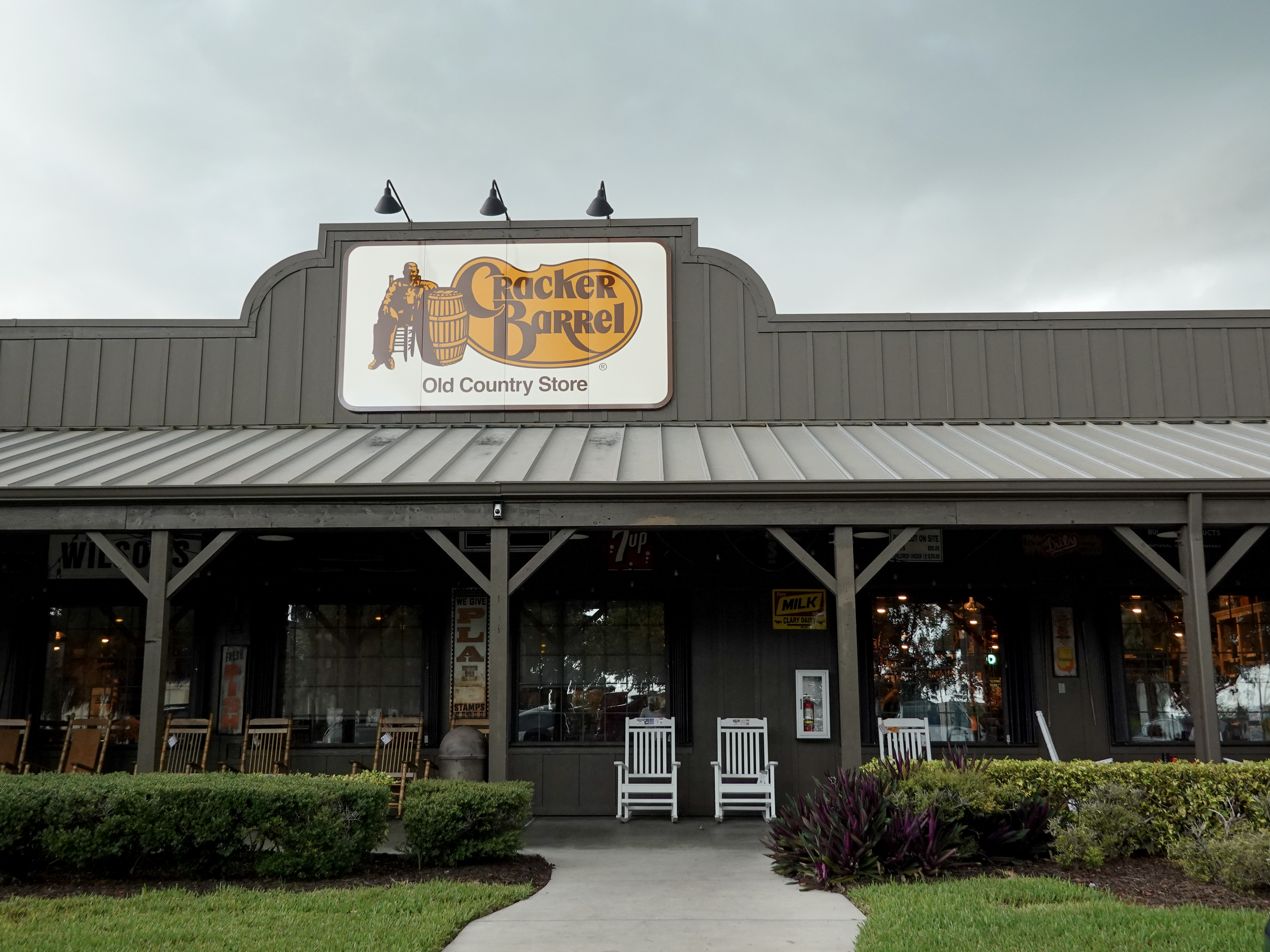 Black Female Cracker Barrel Employee Allegedly Called ‘Burnt Biscuit ...