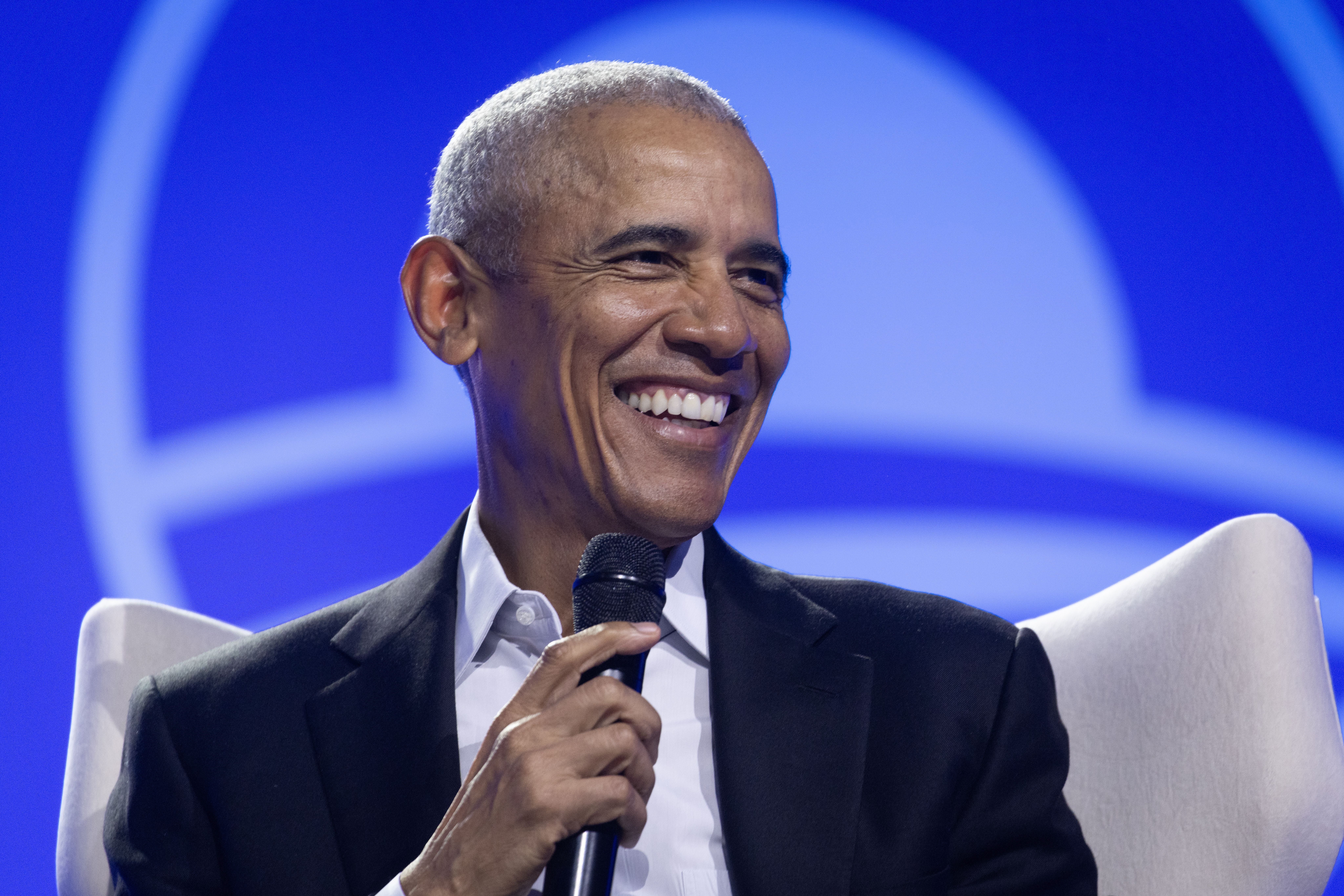 Barack Obama Makes Surprise Pop Up At A Chicago Library, Reads To Kids ...